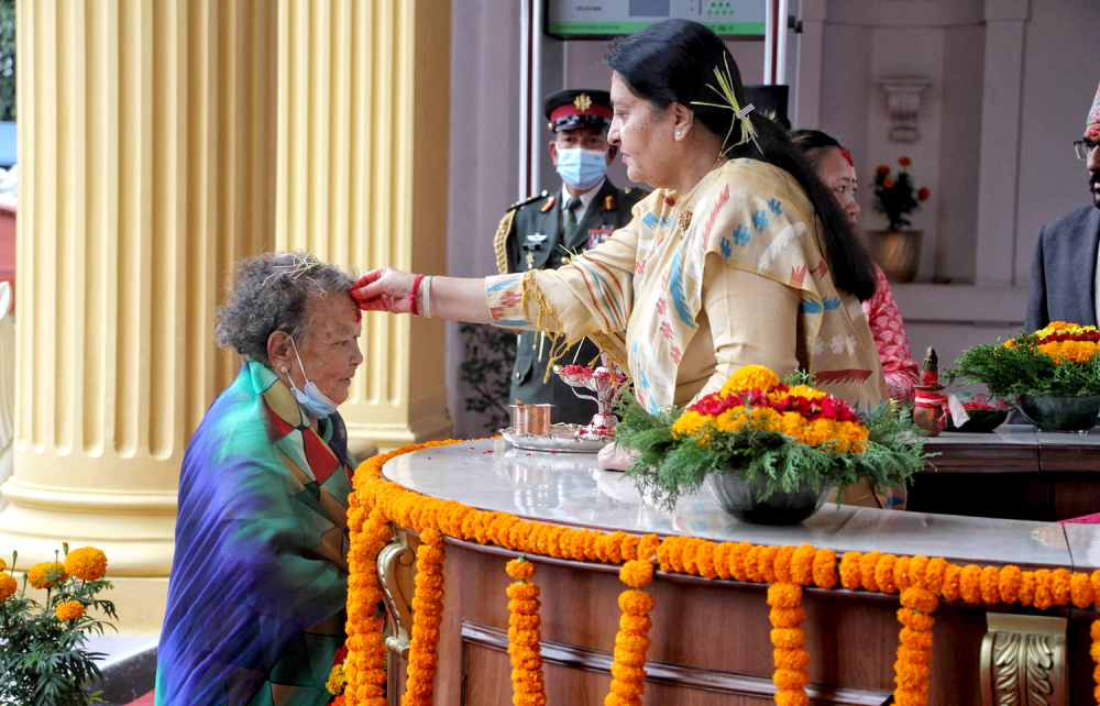 लोकलाई गिज्याउने यी तस्बिरः अरुलाई भूइँमा, ओलीलाई कुर्सीमा राखेर टीका – Kathmandutoday.com